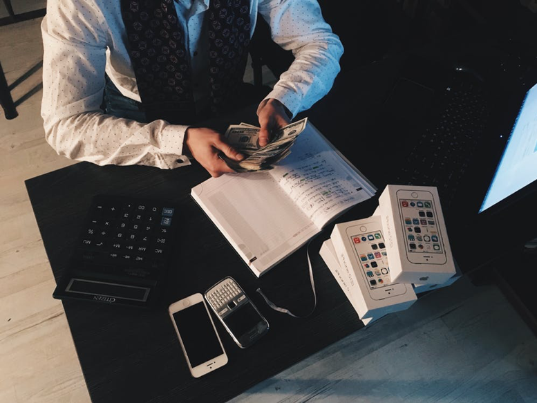 8 Tips to Manage Money Matters Efficiently in 2019 - Plunged in Debt